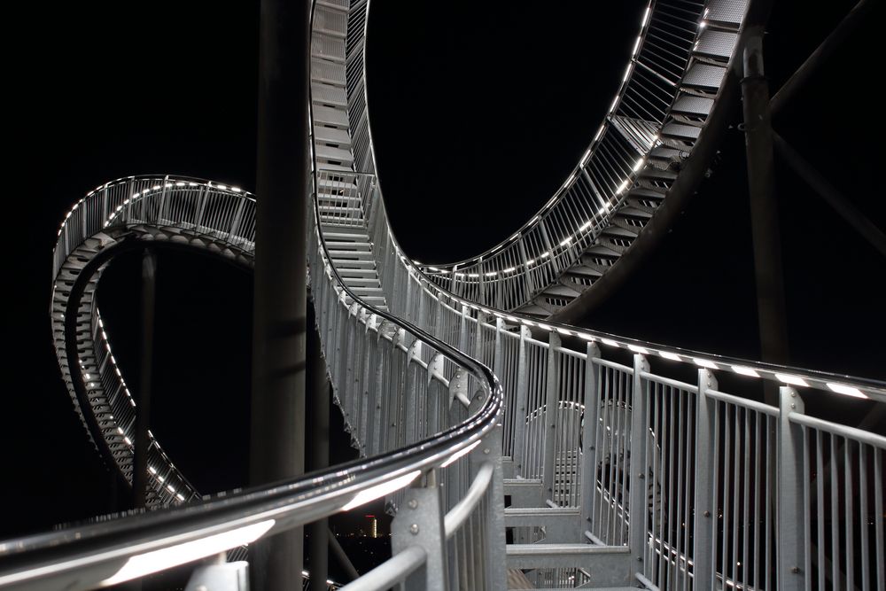upstairs and up up up (do the looping)! Foto & Bild | nacht, licht ...