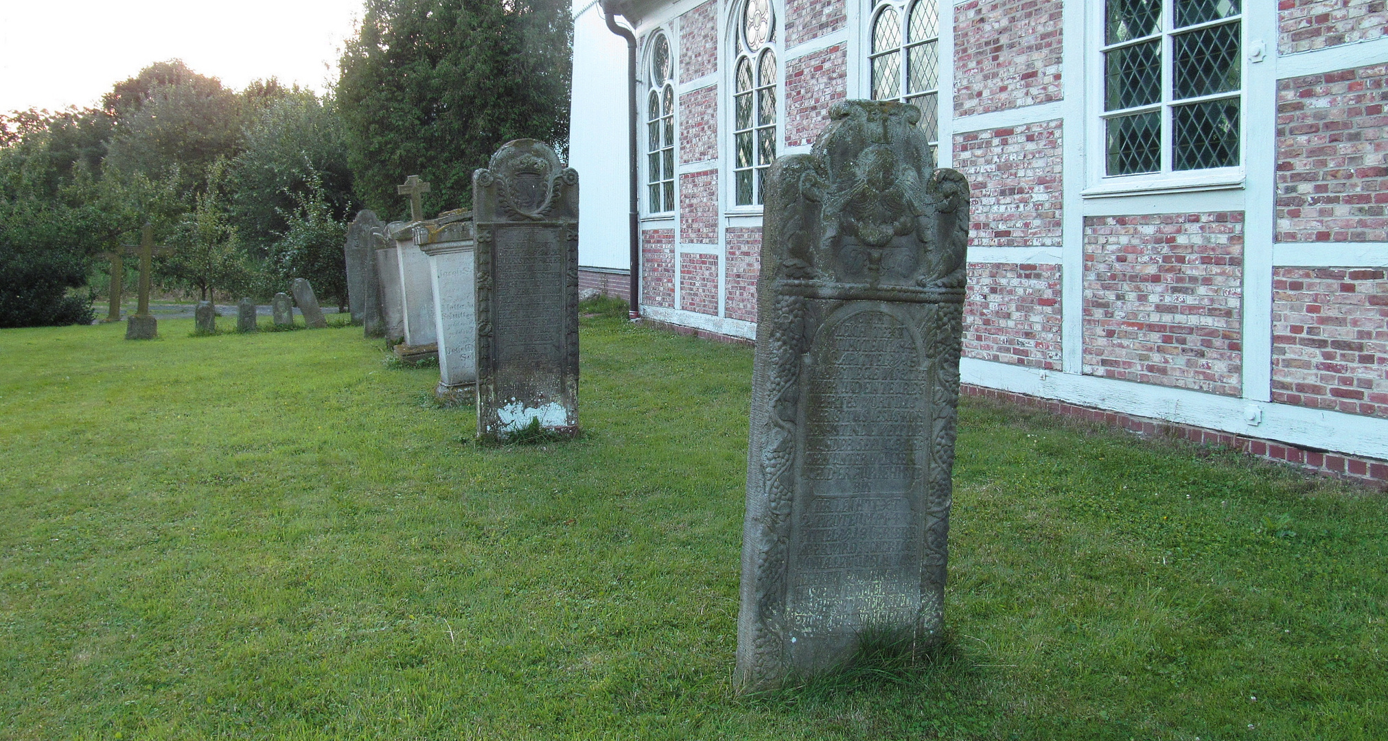 uralte Grabsteine .... Foto & Bild | kirche, abendstimmung, kirchen ...