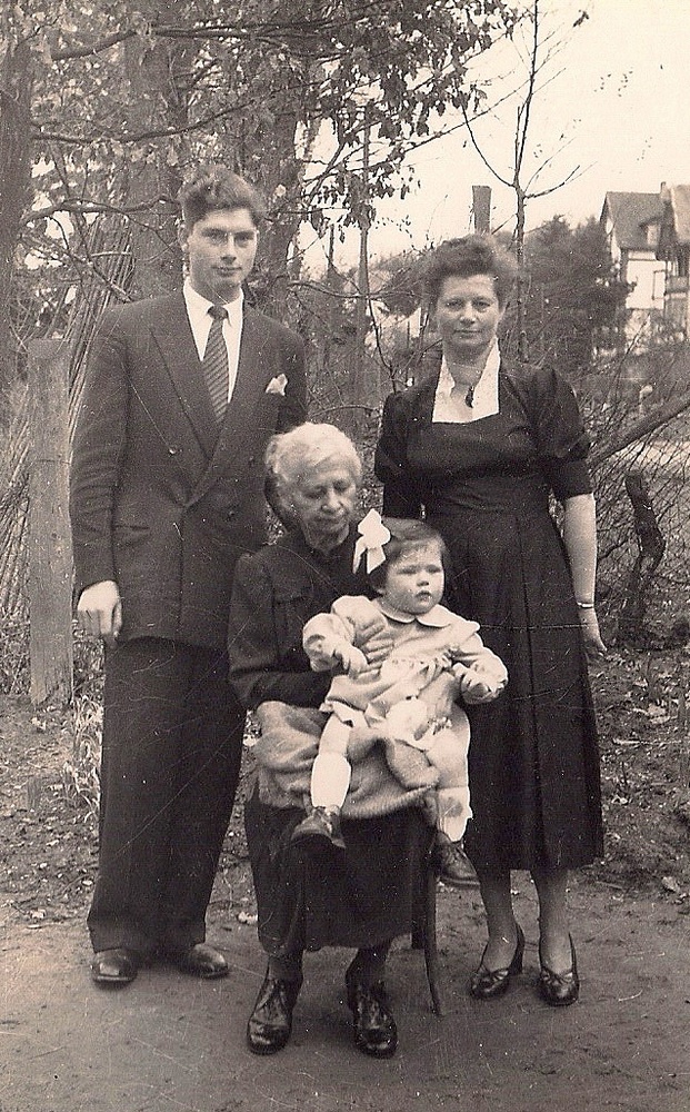 Urgroßmutter-Großmutter-Vater-Heim-Ju Foto & Bild | erwachsene, mehrere ...