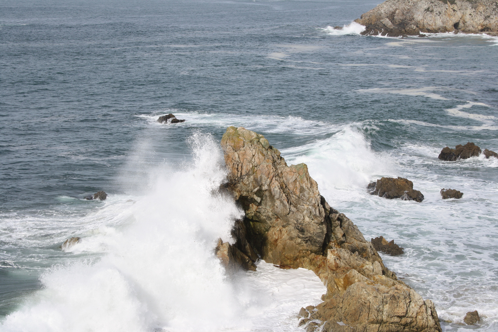 vague sur rocher photo et image | paysages, mers et océans, vague ...