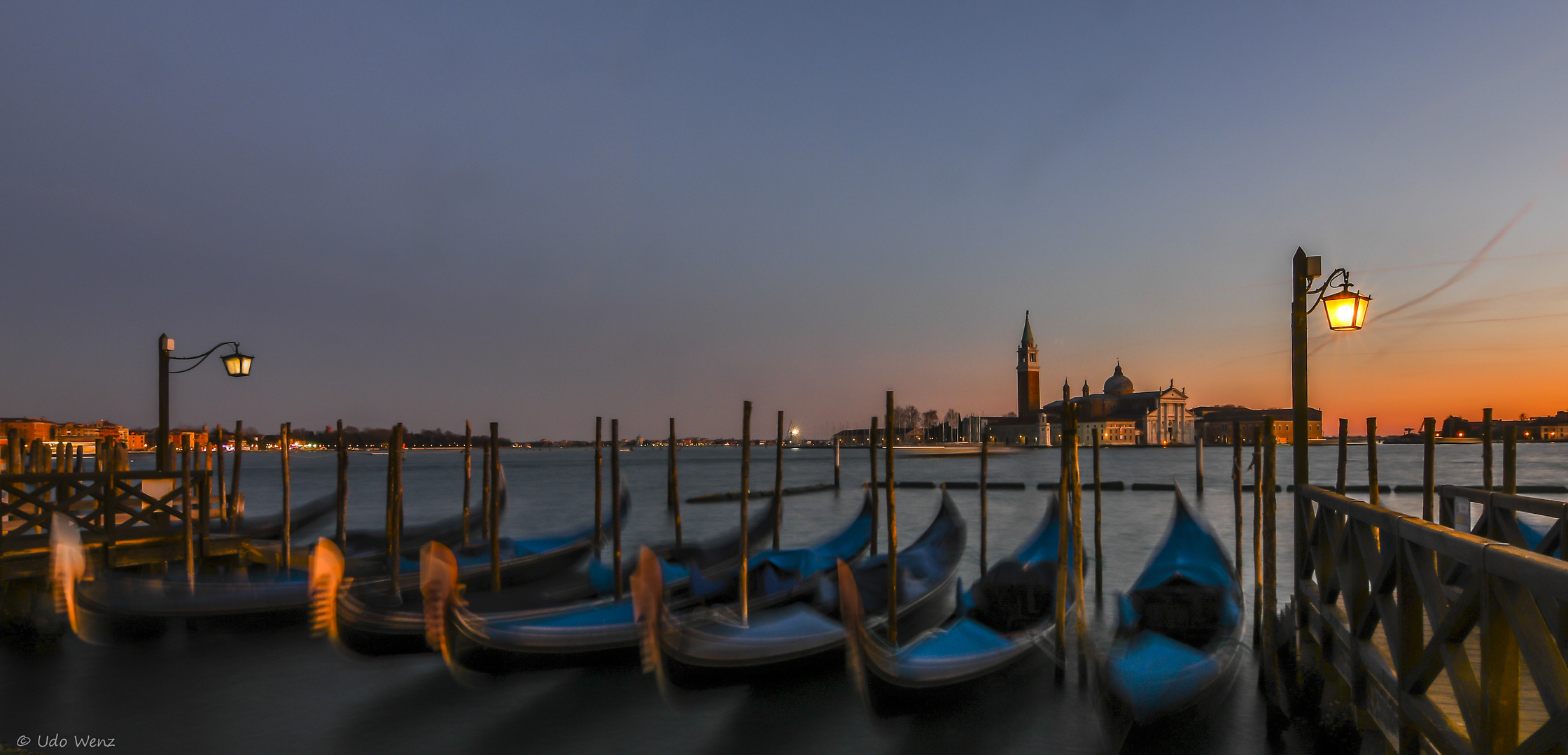 Venedigs Gondeln II Foto & Bild | city, wasser, licht Bilder auf ...