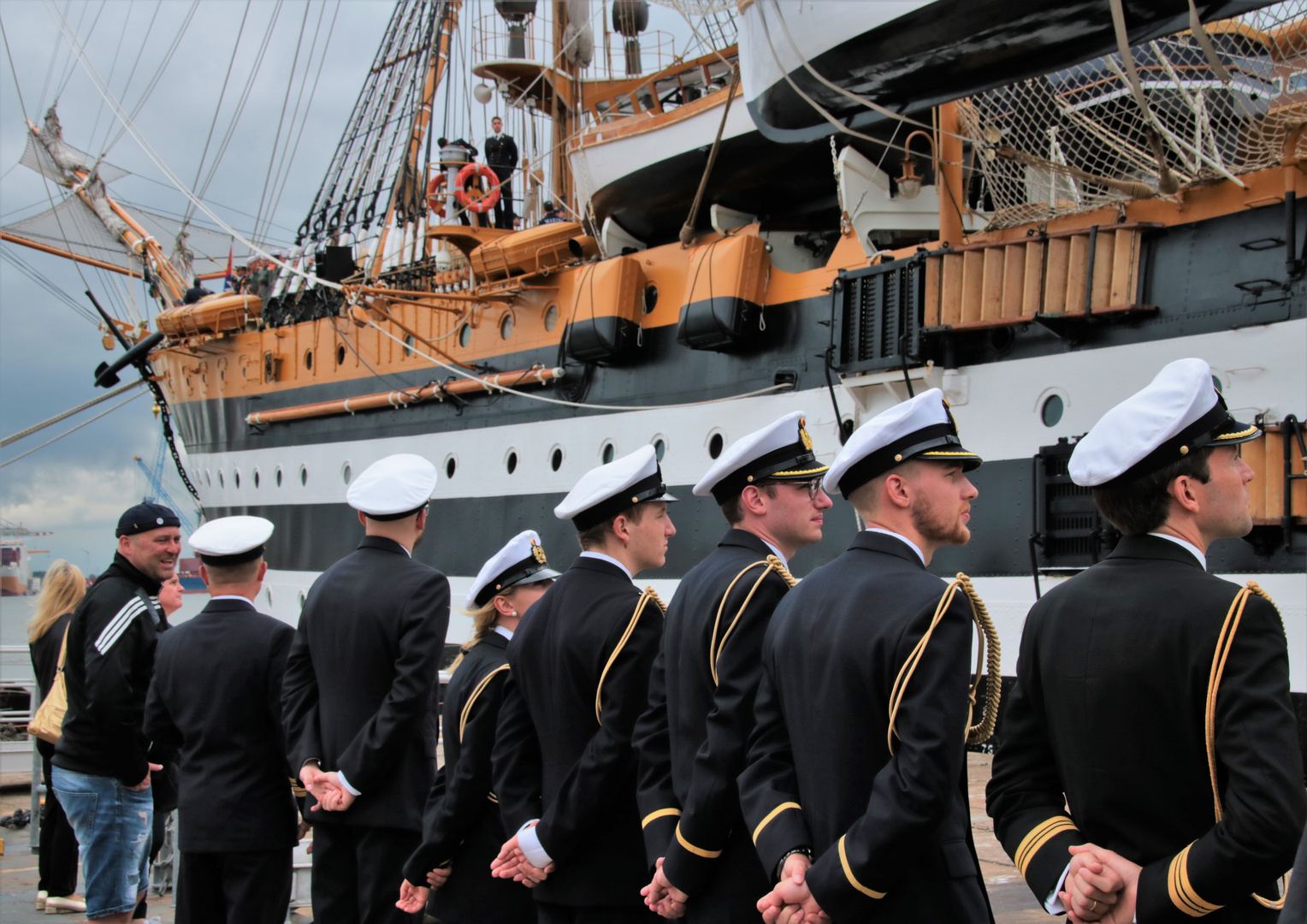 Verabschiedungs-Kommando Foto & Bild | erwachsene, menschen bei der ...