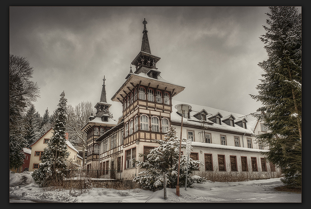 Verschneites Alexisbad Foto & Bild | architektur, lost places, marodes ...