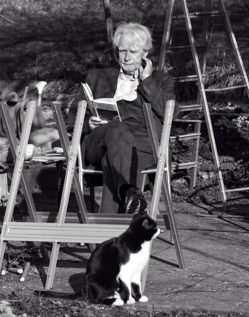 Vertieft ins Lesen Foto & Bild | dokumentation, outdoor, portrait ...