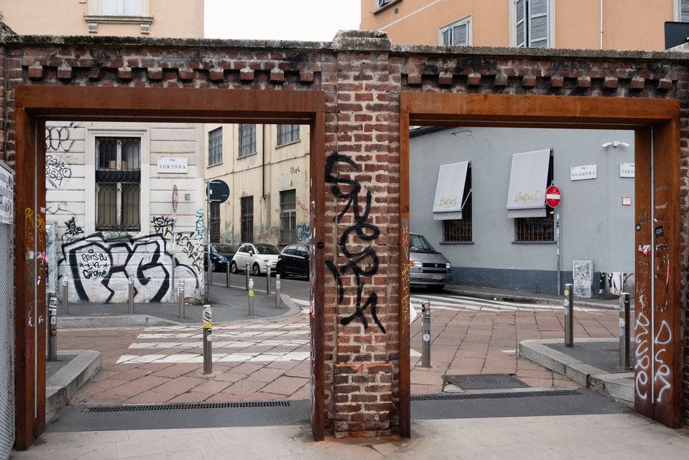 Via Tortona, passerella Foto % Immagini| fotos, city, italy Foto su ...