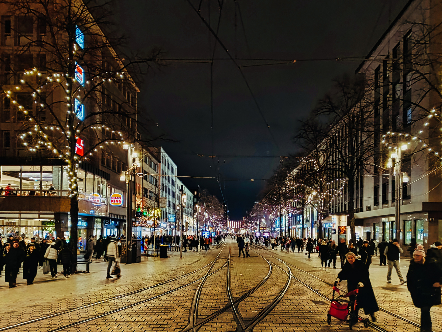 Viel los in der Stadt Foto & Bild | street, abend, straße Bilder auf ...