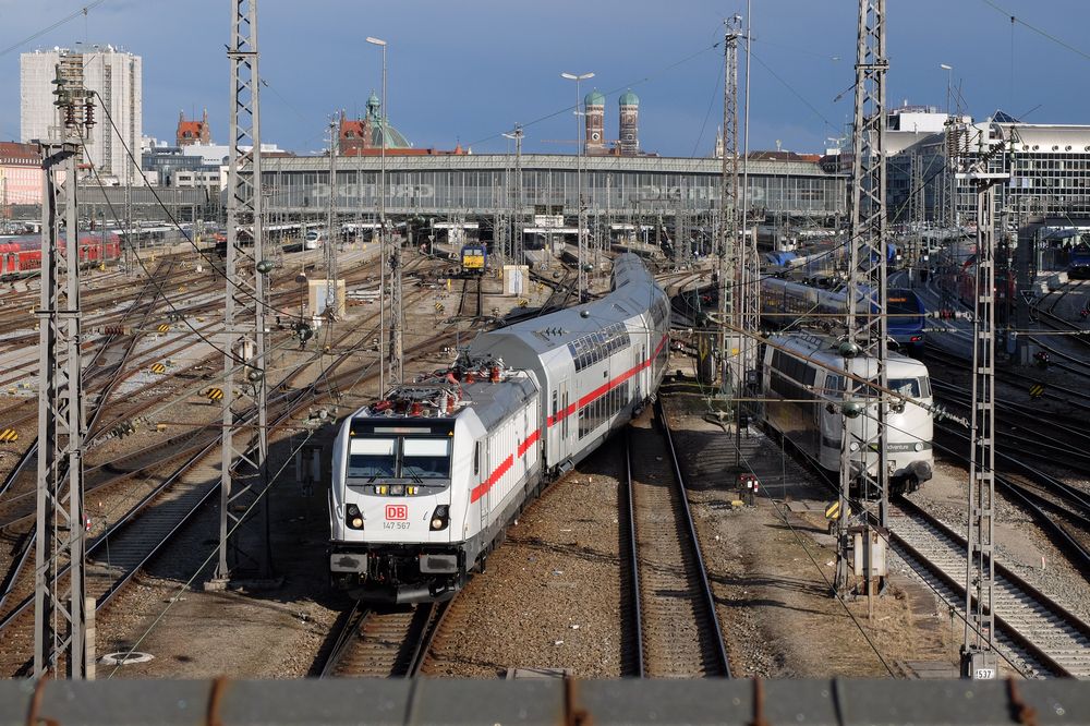 Viele bunte ... neue Züge (3 von 5) Foto & Bild | münchen, frauenkirche ...