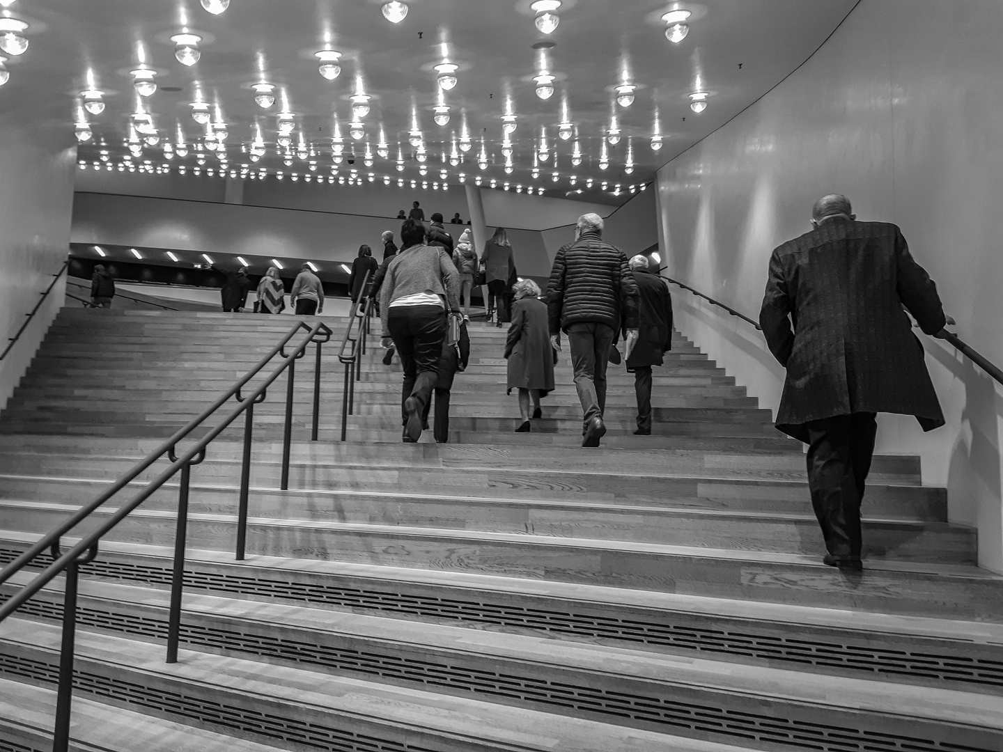 Viele Stufen... Foto & Bild | streetfotografie mit menschen, monochrom, konzert Bilder auf ...