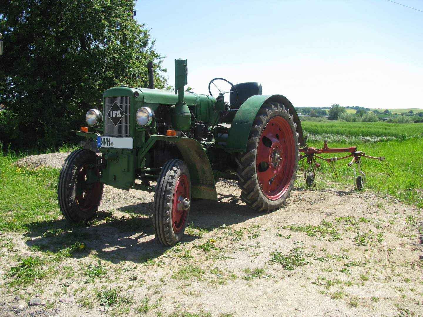 Vielzweckschlepper RS 04/30 mit Heuwender Foto & Bild | oldtimer ...