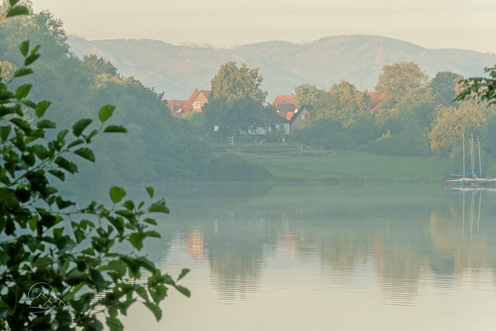 Vienburger See mit einer Reihe Berge im Hintergrund Foto & Bild ...