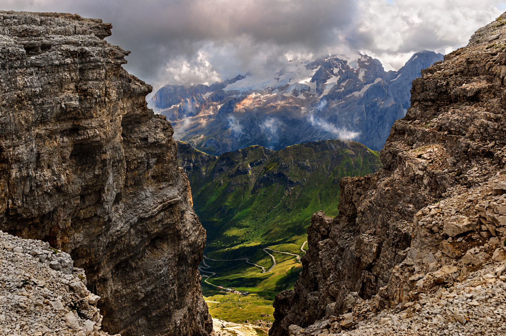Vista tra le rocce Foto % Immagini| paesaggi, montagna, varie Foto su ...