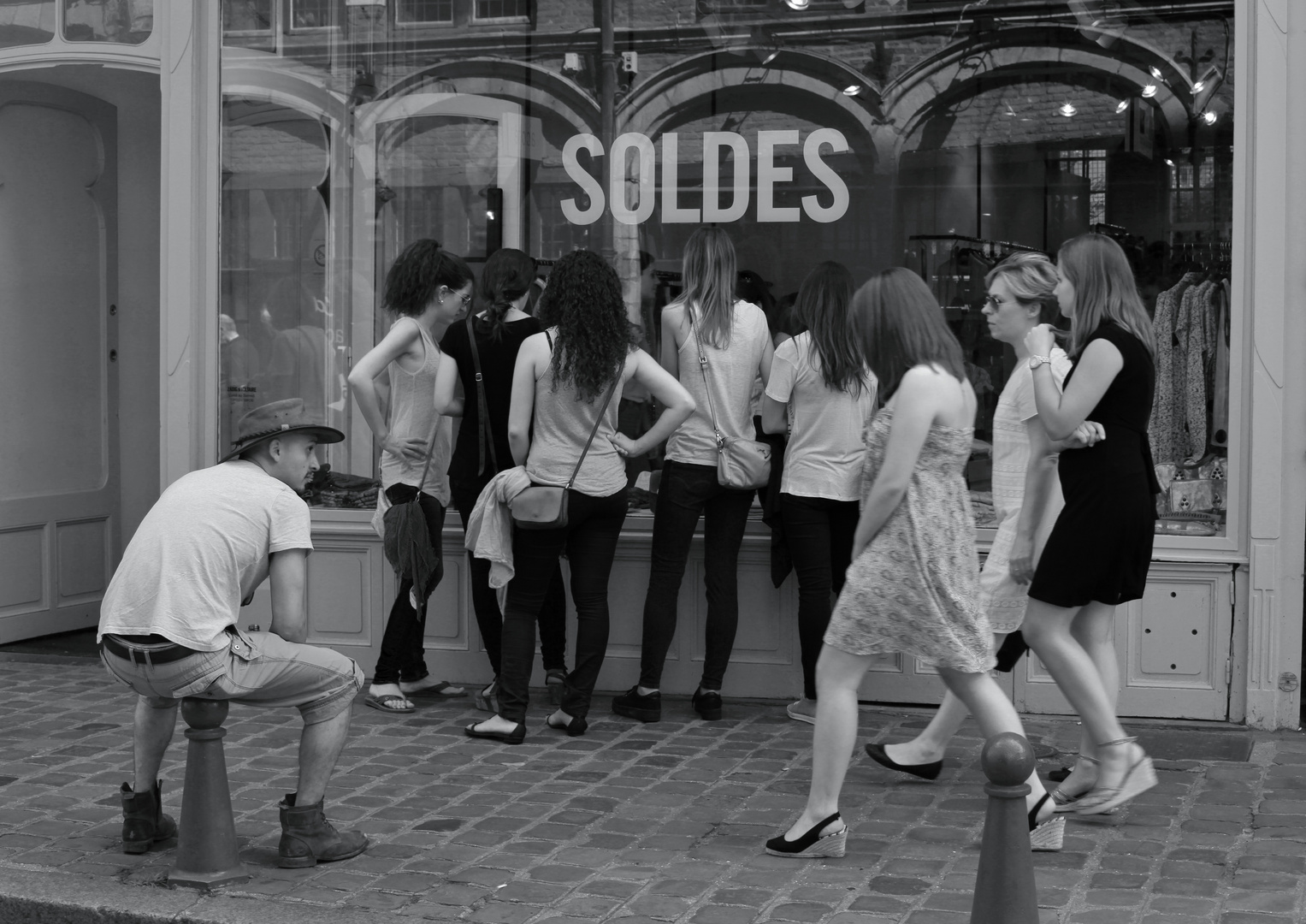 Vive les soldes photo et image | scènes de vie, personnes Images ...