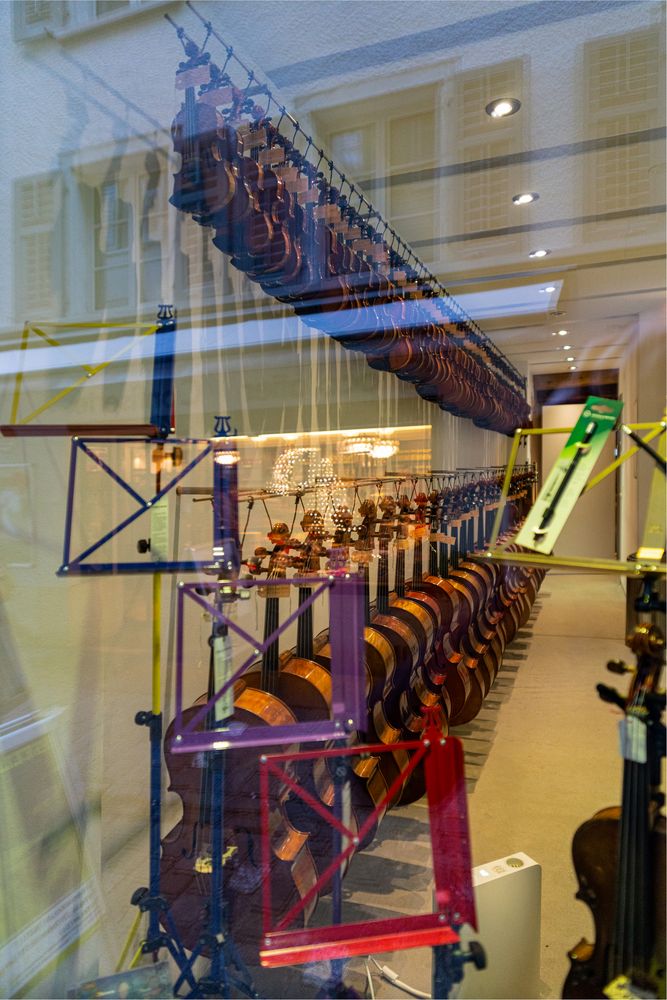 Voller hängenden Geigen Foto & Bild | world, motive, europe Bilder auf ...