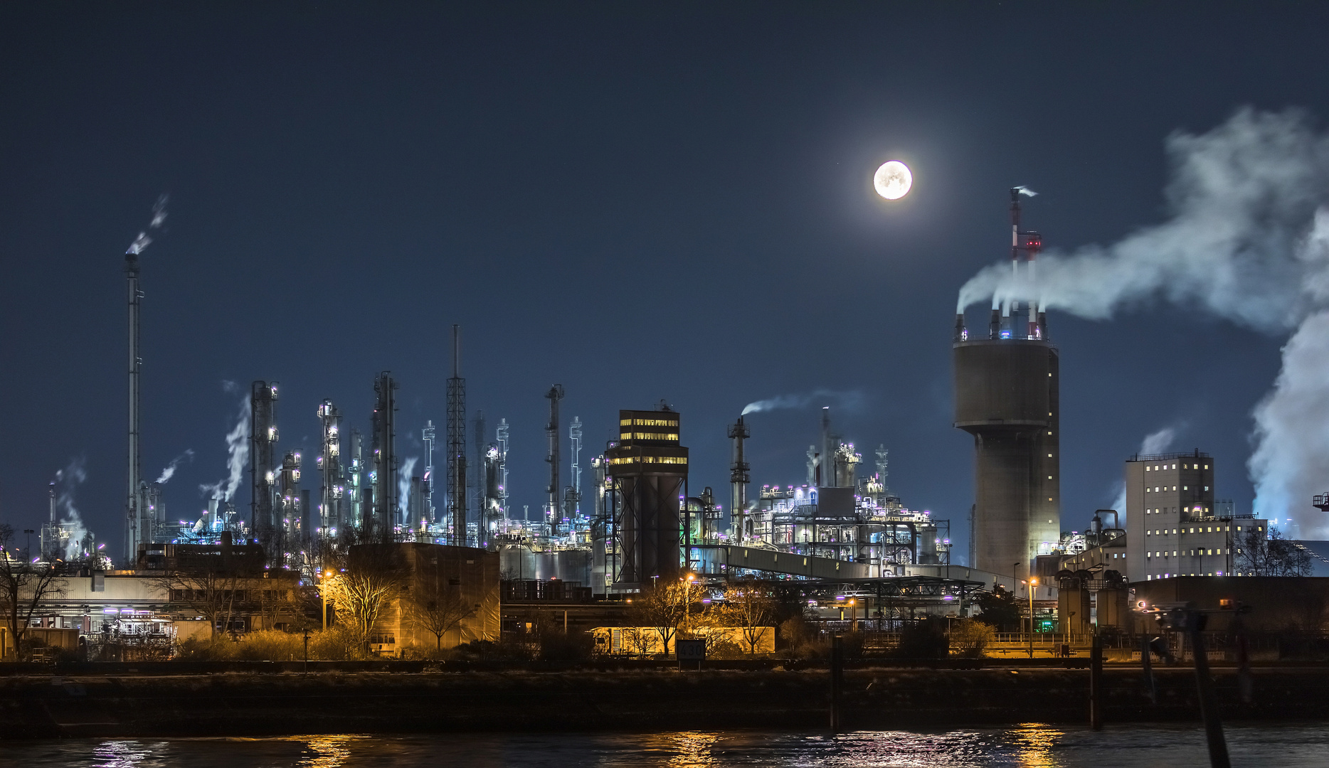 Vollmondnacht an der BASF Ludwigshafen Foto & Bild | world, spezial ...