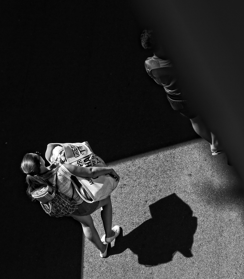 Vom Licht in den Schatten Foto & Bild | erwachsene, streetfotografie ... Vom Licht in den Schatten Foto & Bild | erwachsene, streetfotografie ...