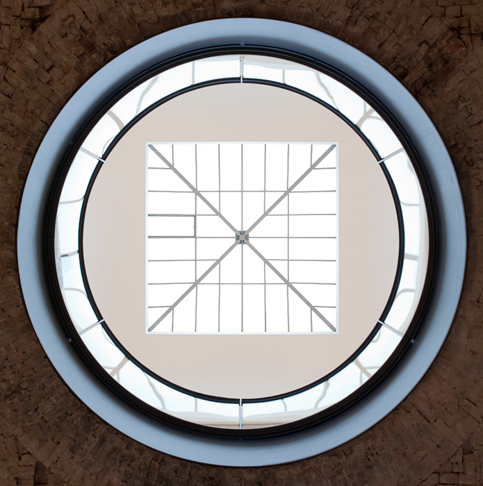 VON GANZ UNTEN ... Foto & Bild | architektur, architektonische details ...