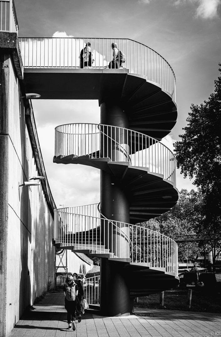 Von unten nachoben ... Foto & Bild | erwachsene menschen, streetfotografie mit menschen ...