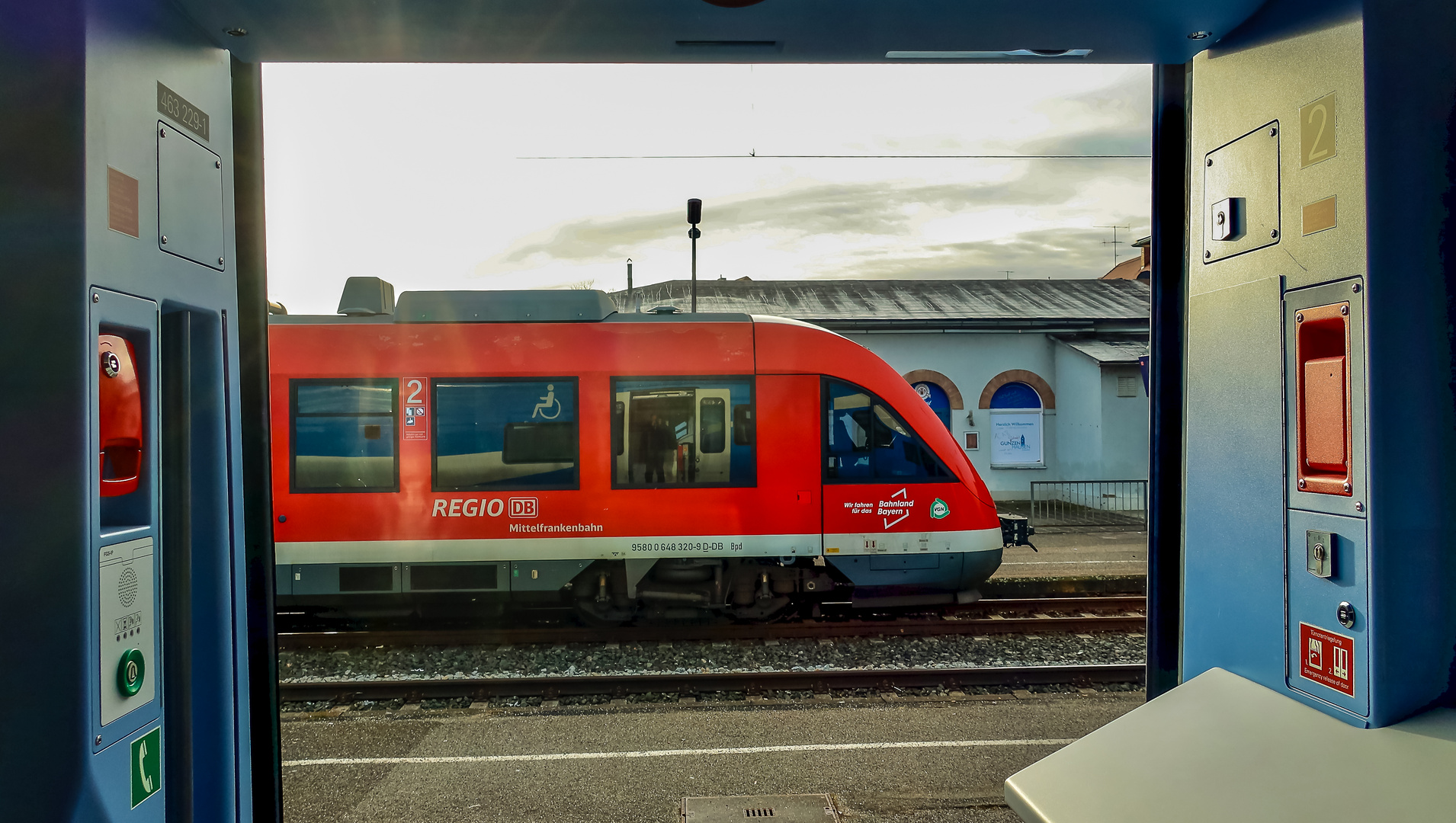 Von Zug zu Zug ... Foto & Bild | blick, spiegelung, eisenbahn Bilder ...