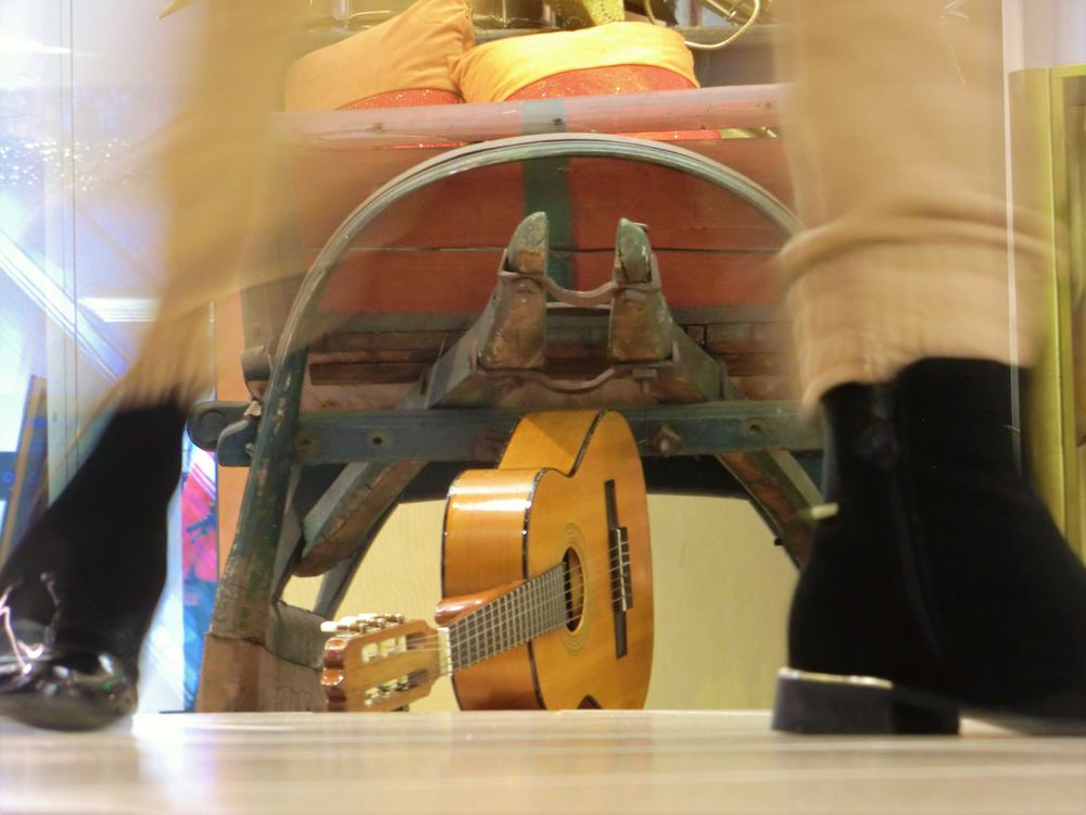 Vor dem alten Schlitten Foto & Bild | streetfotografie mit menschen, kunstfotografie & kultur ...