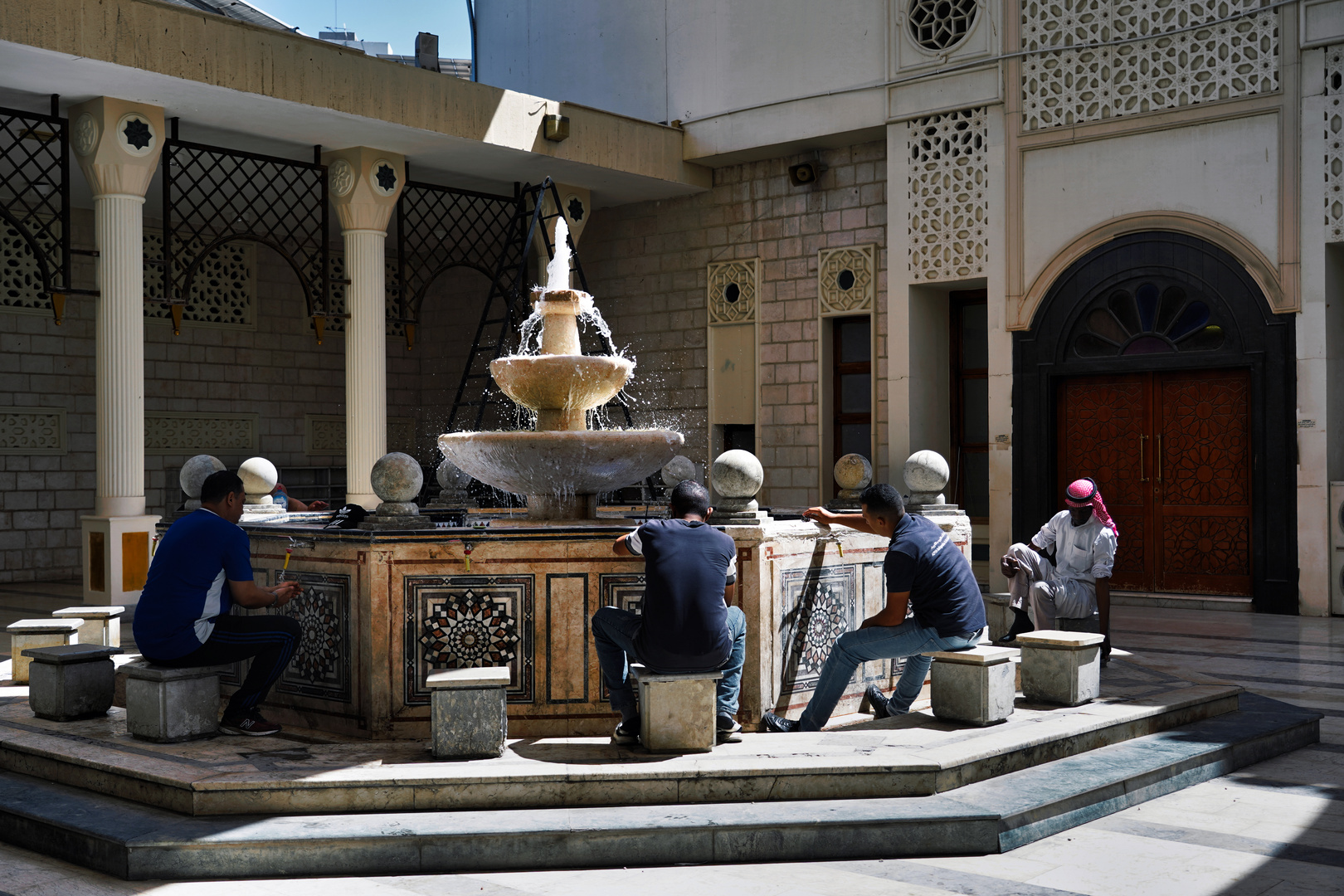 vor dem Gebetsraum Foto & Bild | architektur, erwachsene menschen, streetfotografie mit menschen ...