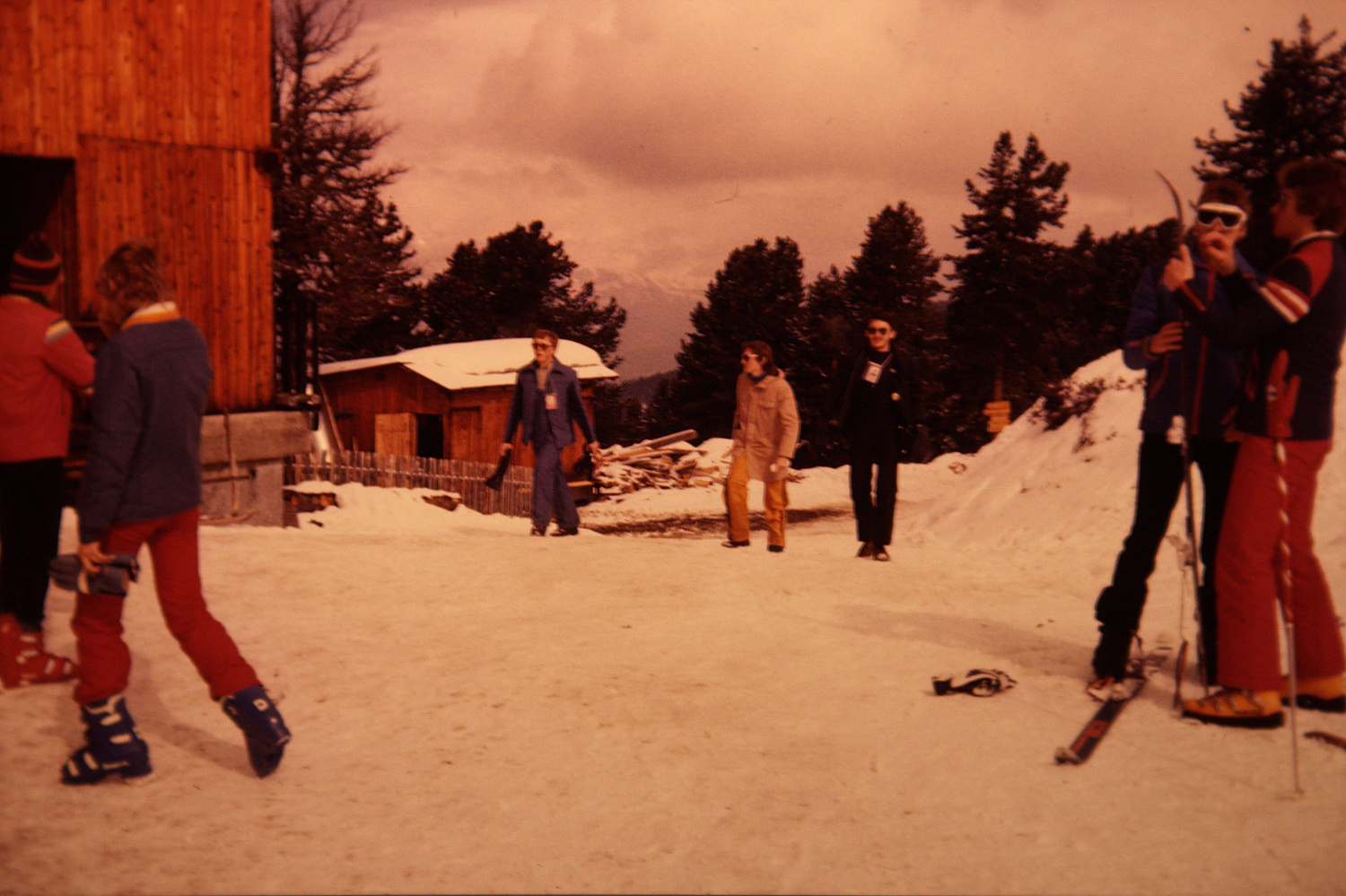 Vor der Abfahrt Foto & Bild | spezial, streetfotografie, skifahren ...