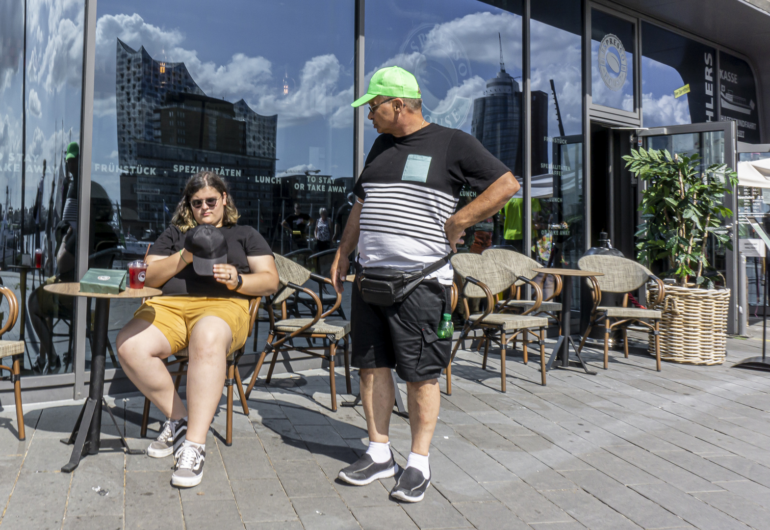 vor großer Kulisse Foto & Bild | experimente, streetfotografie mit menschen, gespiegelt Bilder ...