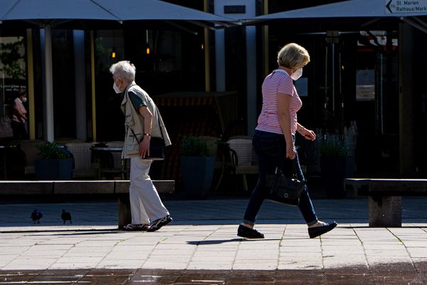 Zwei Menschen Bilder & Fotos