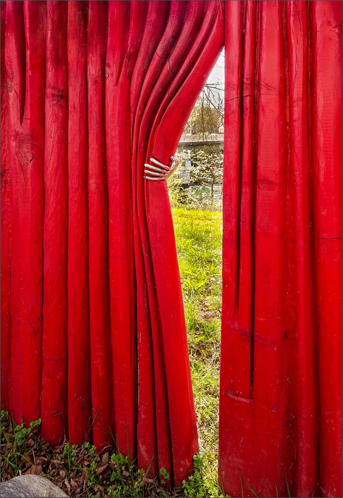 Vorhang auf Foto & Bild | rot, holzskulptur, aarberg Bilder auf ...