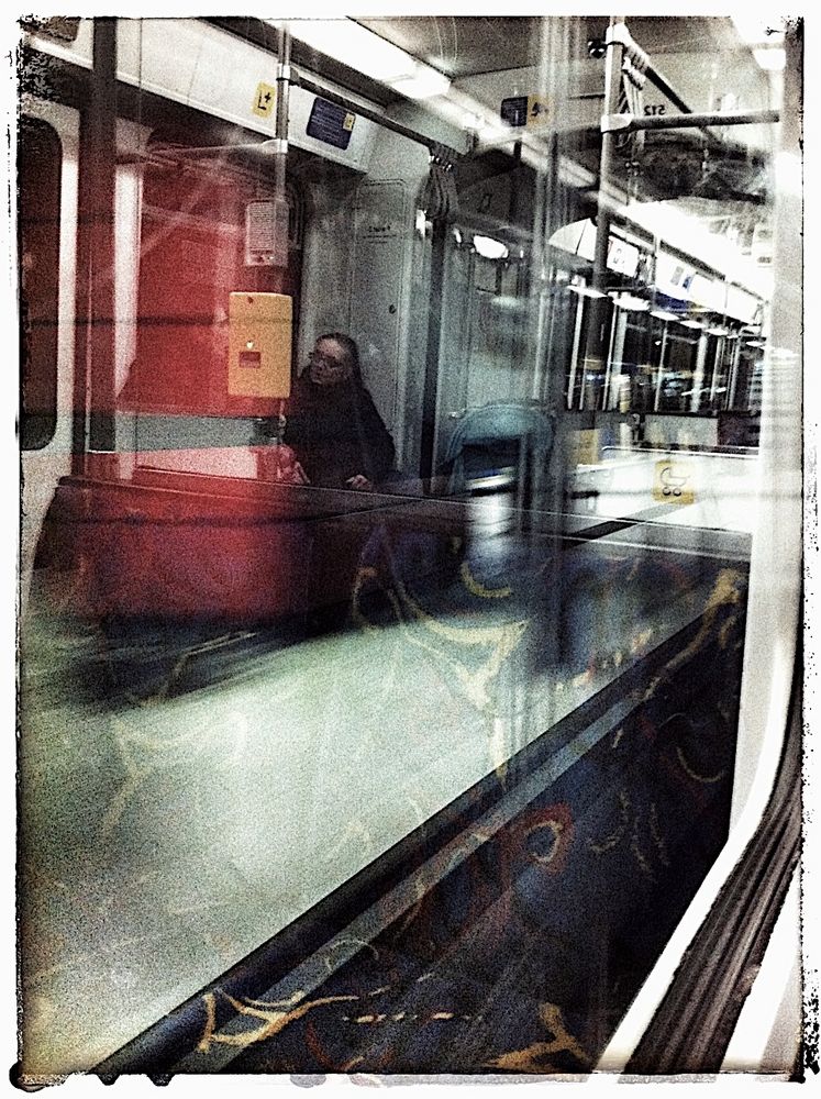 Vorsicht an der Bahnsteigkante !! Foto & Bild | experimente, streetfotografie mit menschen ...