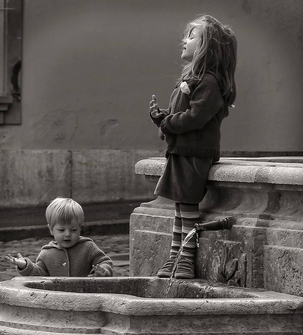 Vortrag am Brunnen Foto & Bild | kinder, streetfotografie mit menschen ...