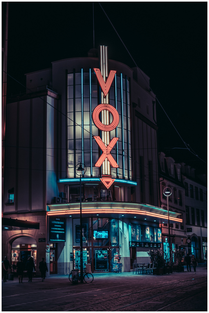 Vox Foto & Bild | architektur, architektur bei nacht, neon Bilder auf ...