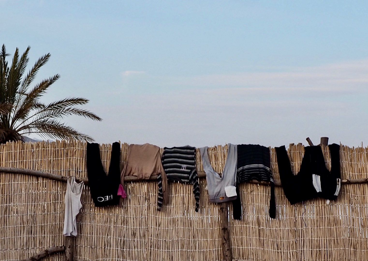 Wäsche am Strand in Tarabin Foto & Bild | streetfotografie ohne ...