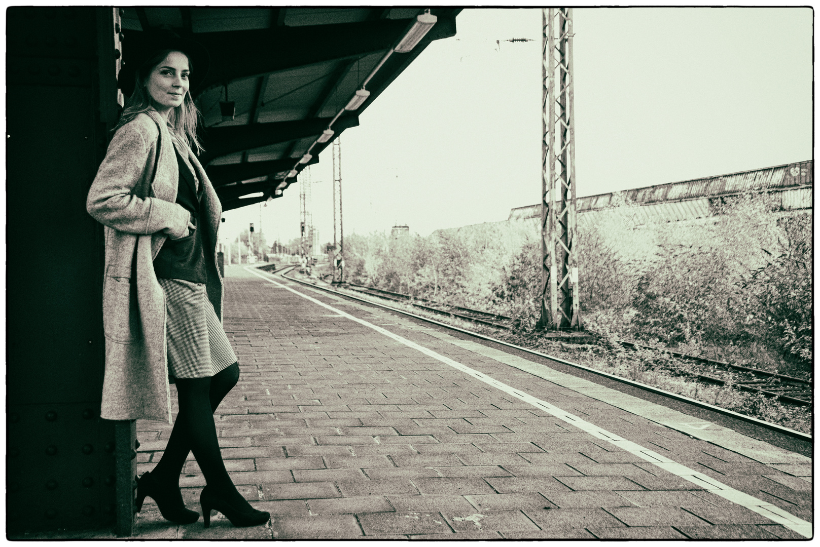 waiting Foto & Bild | portrait, streetfotografie mit menschen, portrait frauen Bilder auf ...