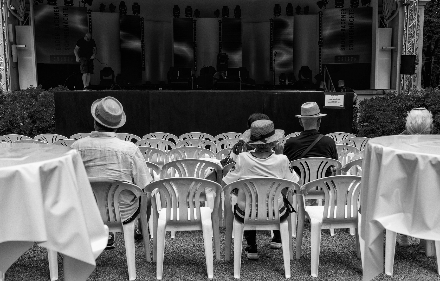 Waiting Foto & Bild | erwachsene menschen, reportage dokumentation, streetfotografie mit ...