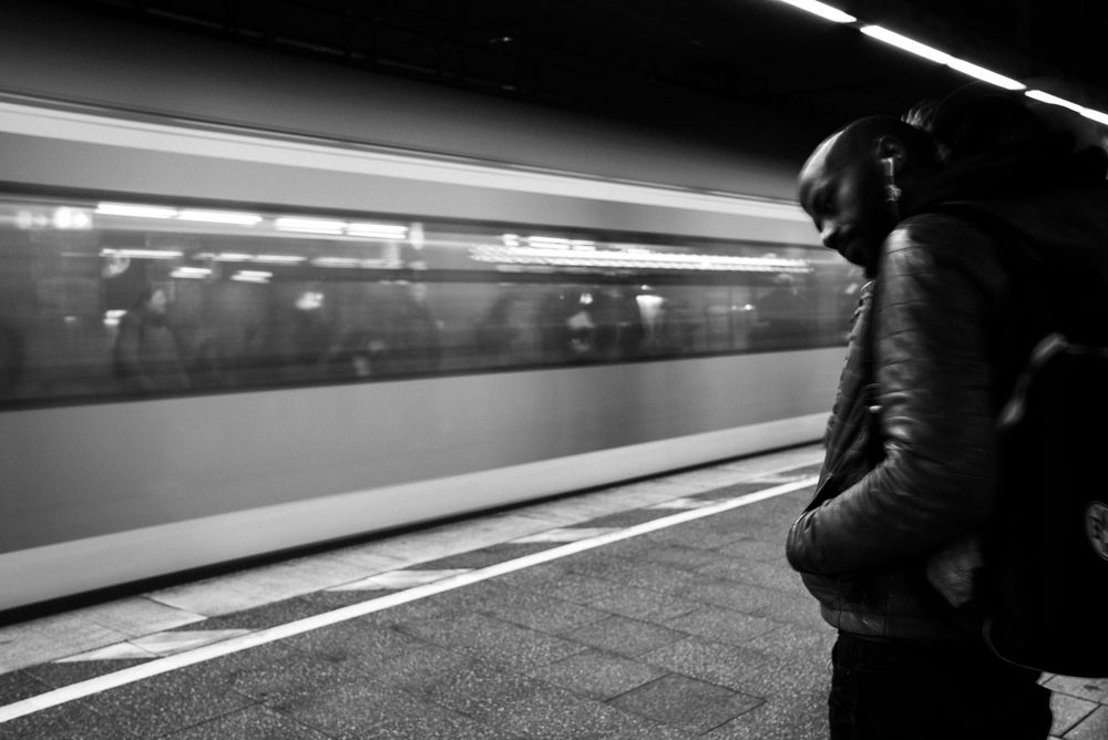 Waiting Foto & Bild | menschen, street, city Bilder auf fotocommunity