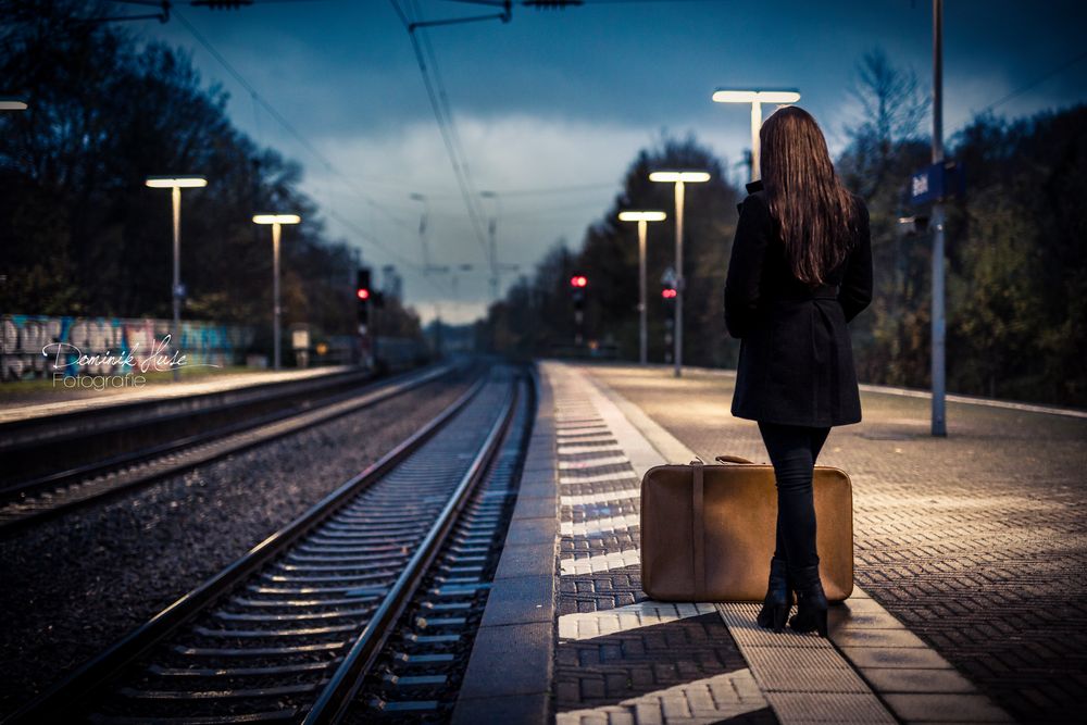Waiting Girl Foto & Bild | portrait, portrait frauen, outdoor Bilder ...