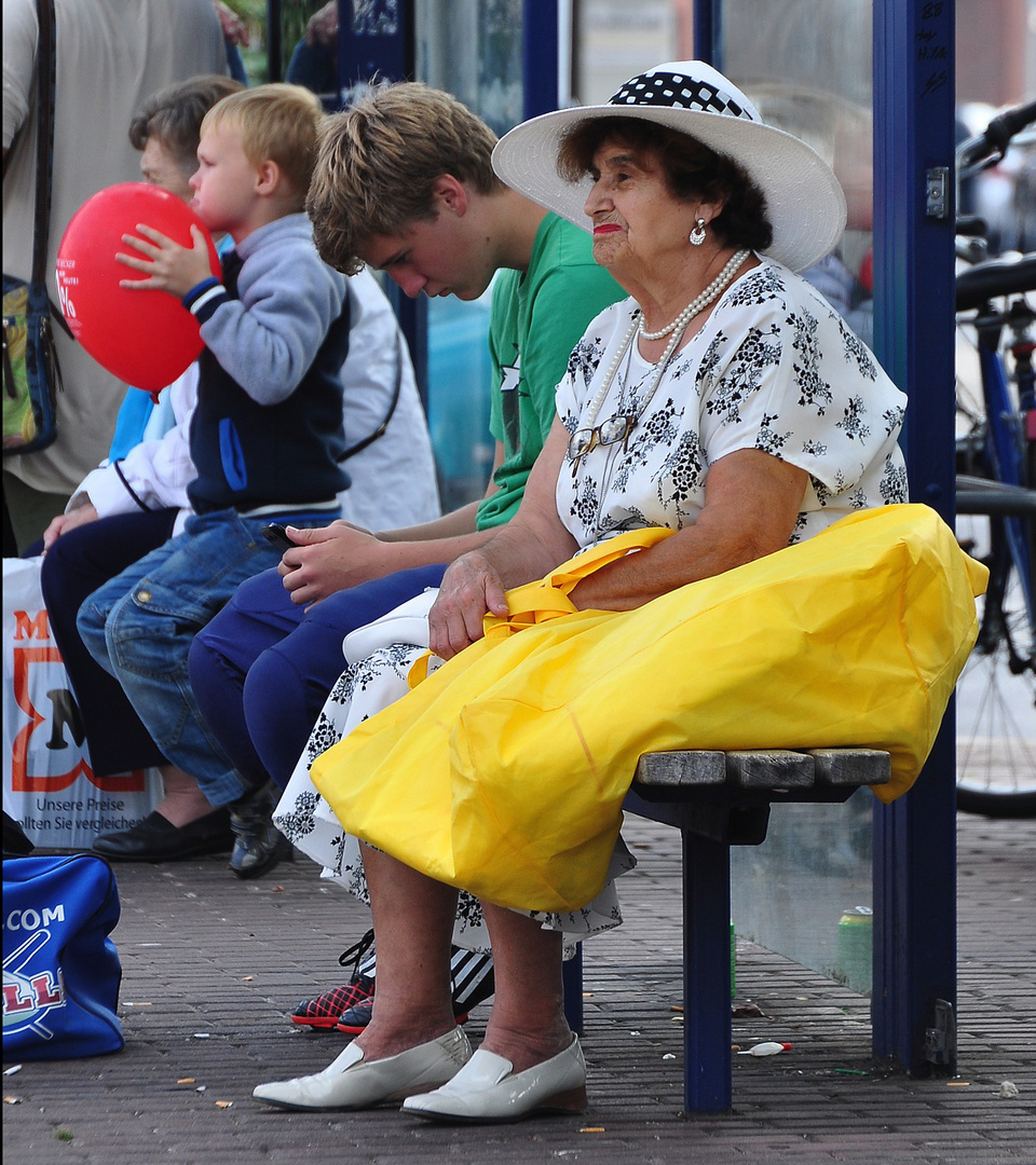 waiting Lady Foto & Bild | people, street, spezial Bilder auf fotocommunity