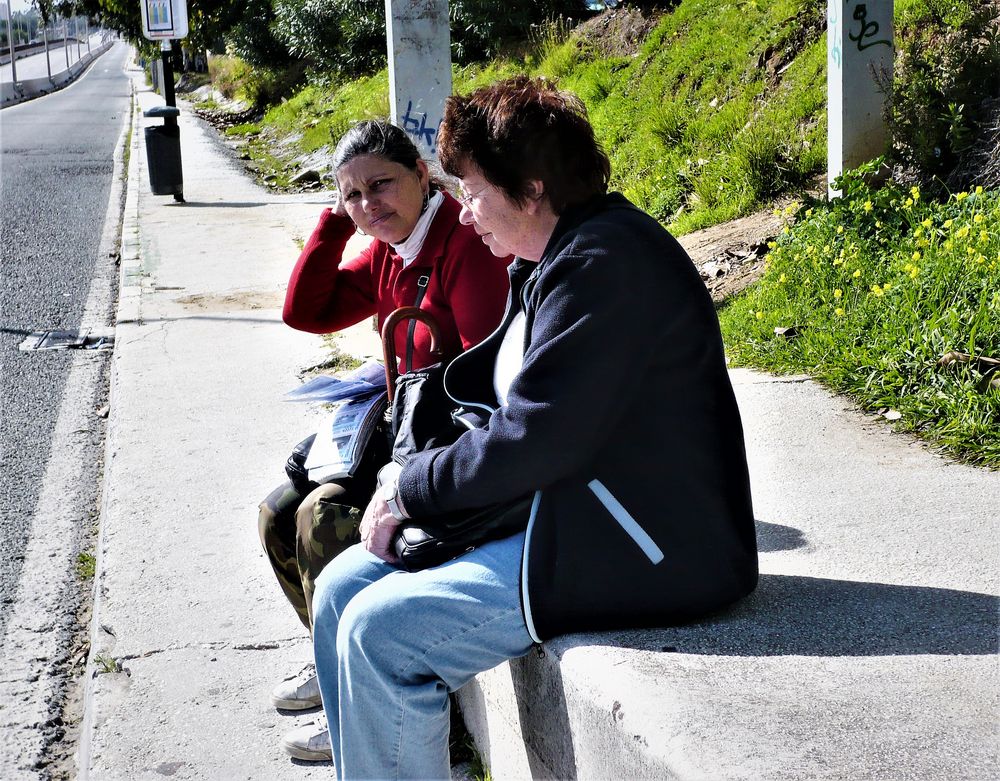 waiting & thinking .. - Foto & Bild | erwachsene menschen, streetfotografie mit menschen, street ...