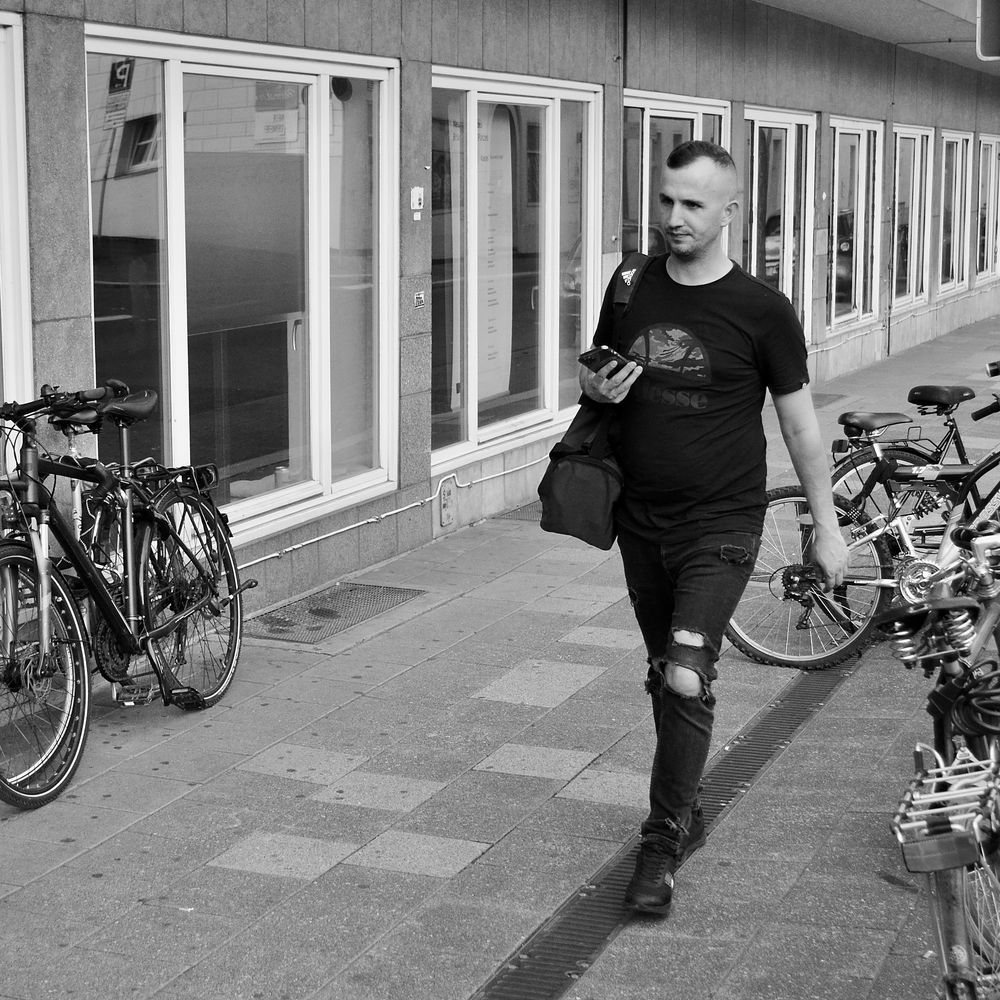 Walk the line Foto & Bild | erwachsene menschen, streetfotografie mit menschen, kommunikation ...