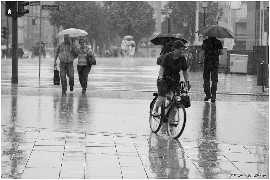walkin in the rain of Hamburg Foto & Bild | erwachsene menschen, alltagsereignisse, menschen in ...