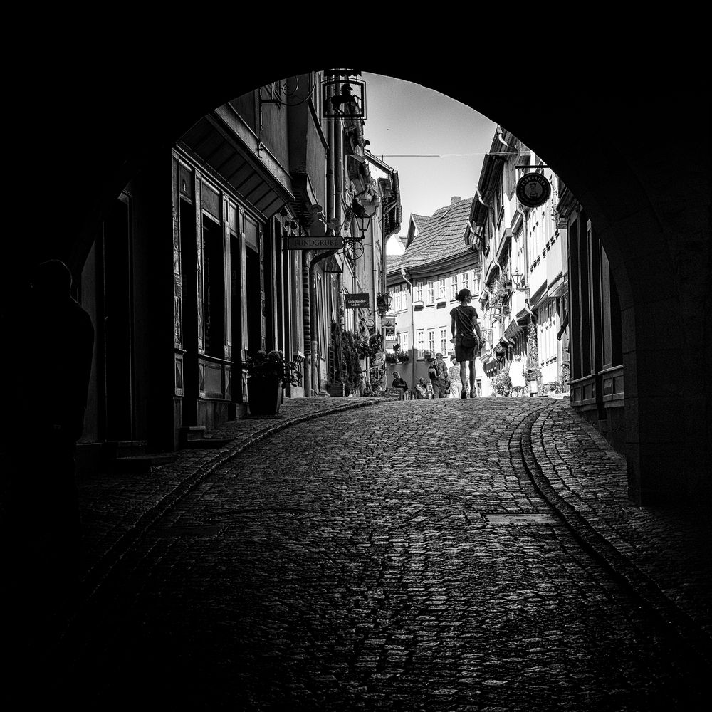 Walking up the Street Foto & Bild | experimente, streetfotografie mit menschen, schatten Bilder ...