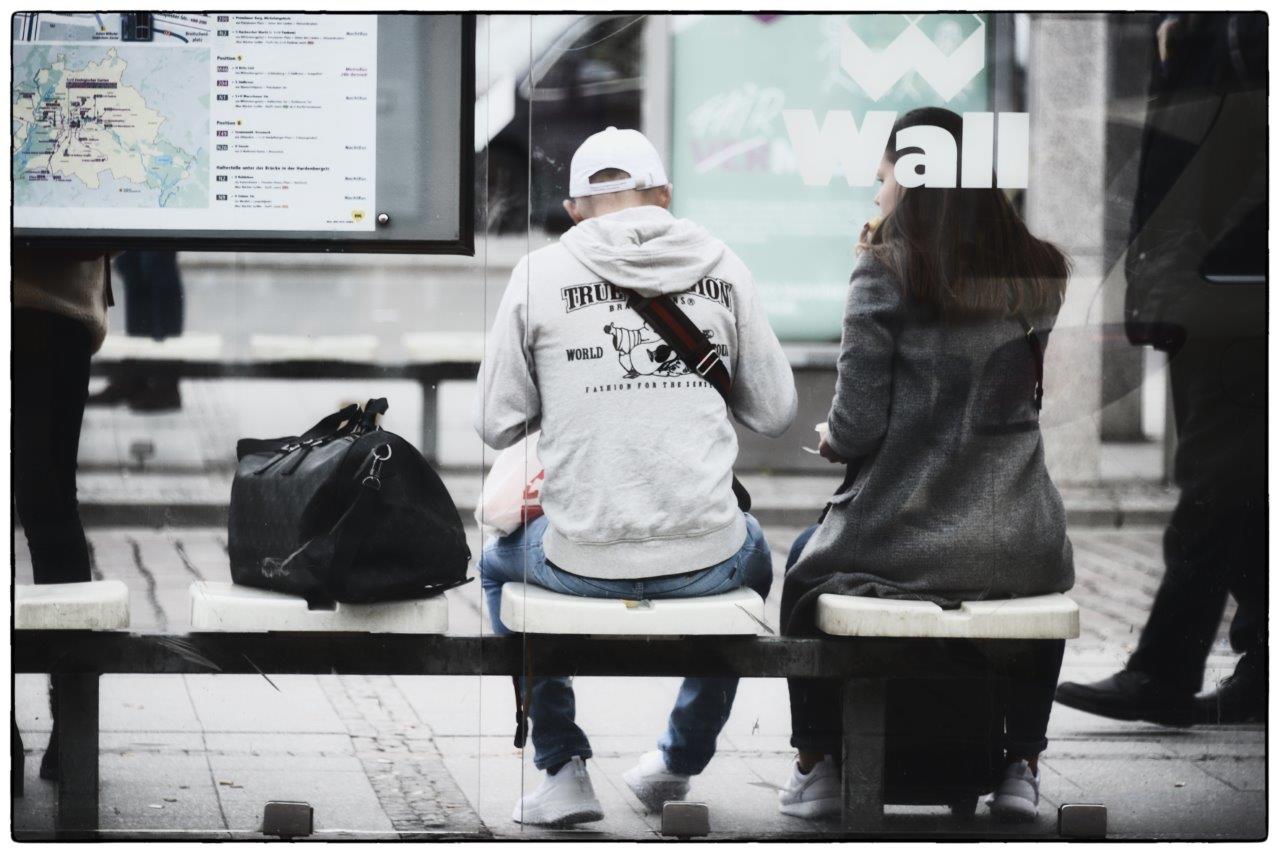 Wall talk Foto & Bild | portrait, streetfotografie mit menschen, street ...