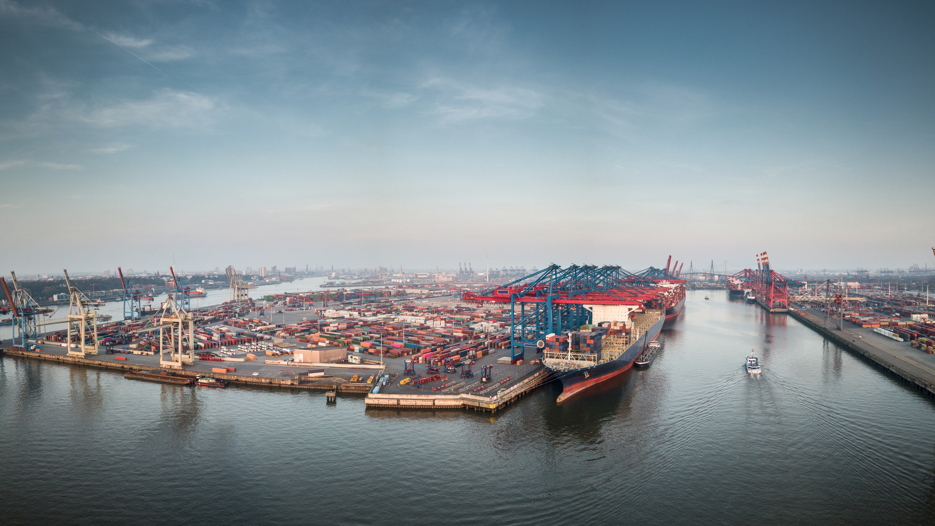 Waltershofer Hafen in Hamburg aus der Luft mit etwas "Skyline" von ...