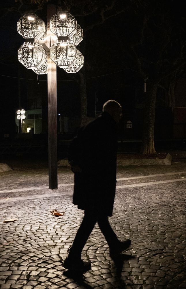 Wanderer im Dunkeln Foto & Bild | streetfotografie mit menschen, street, mainz Bilder auf ...