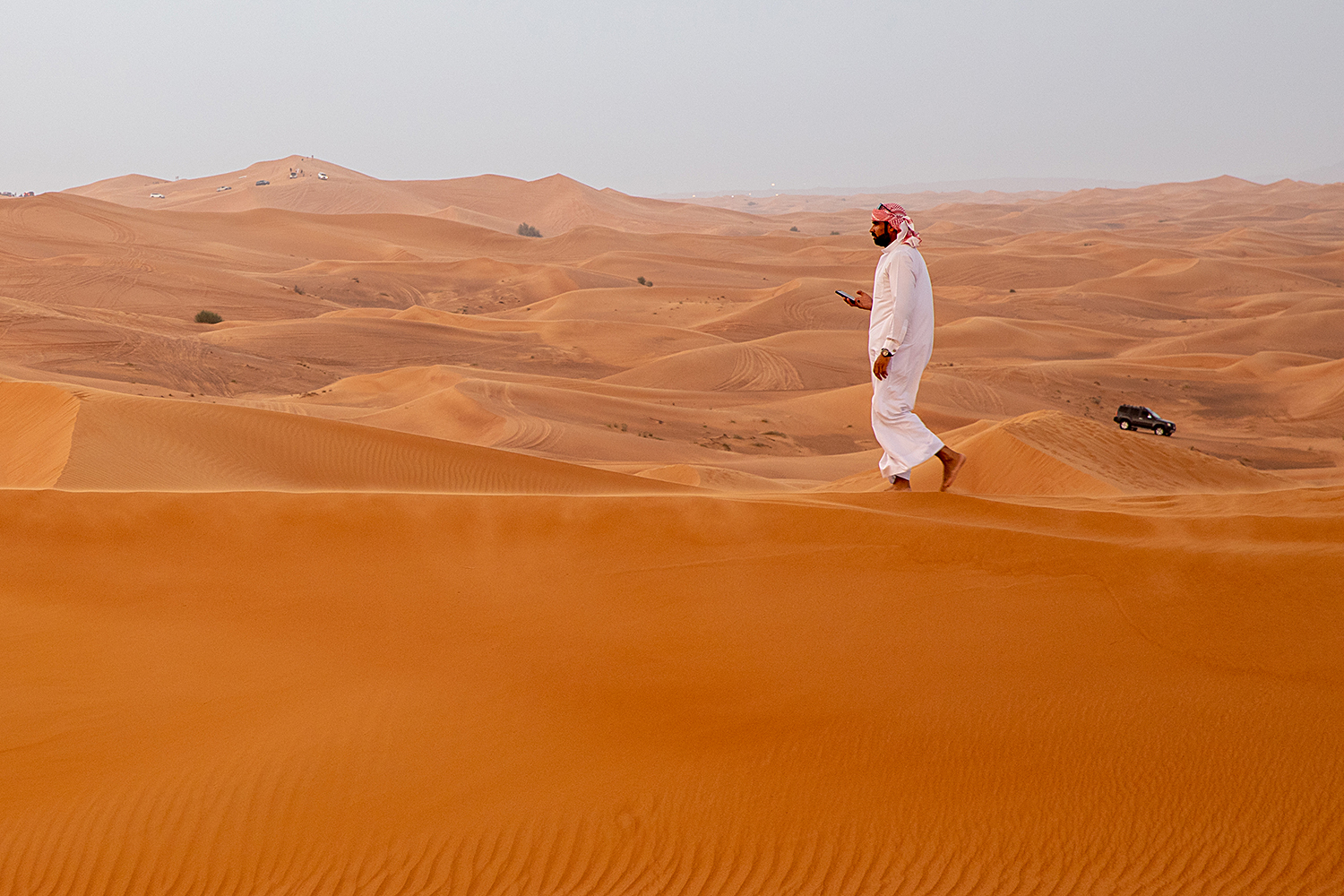 Wanderer in der Wüste Foto & Bild | asia, middle east, united arab ...