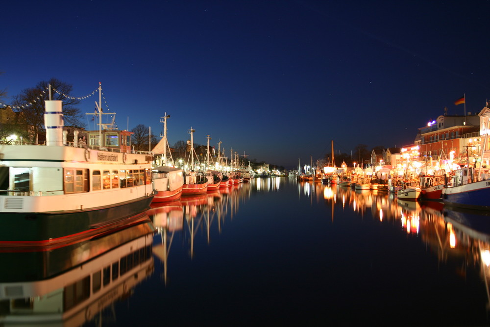 Warnemünde bei Nacht Foto & Bild | architektur, architektur bei nacht ...