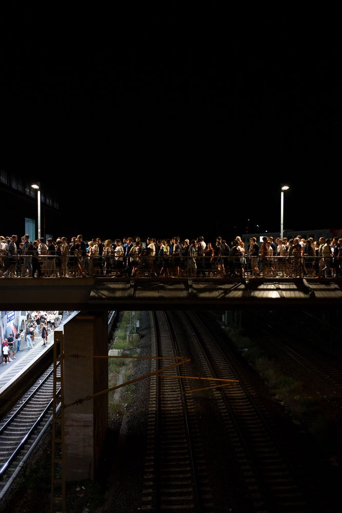 Warschauer Straße Foto & Bild | streetfotografie mit menschen, kommunikation; grafik; szenen ...