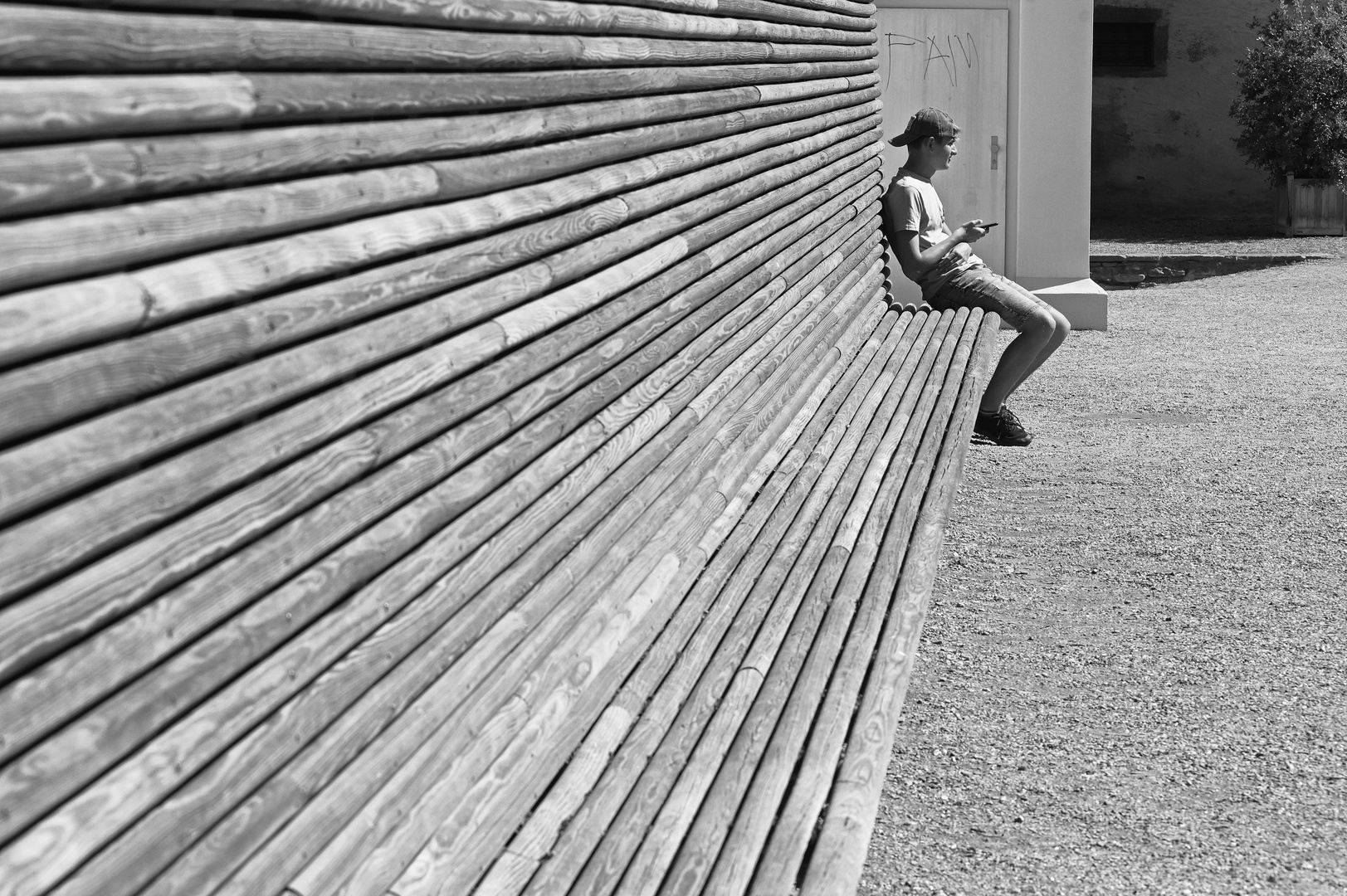 Wartebank Foto & Bild | streetfotografie mit menschen, monochrom, jugendliche Bilder auf ...