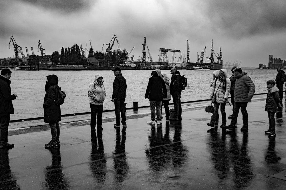 Warten Foto & Bild | streetfotografie mit menschen, fotokunst, monochrome fine art Bilder auf ...