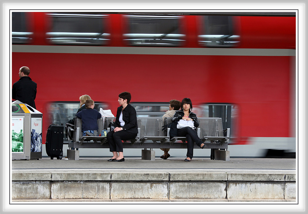 Warten --- Foto & Bild | erwachsene, gruppen, mehrere menschen Bilder auf fotocommunity